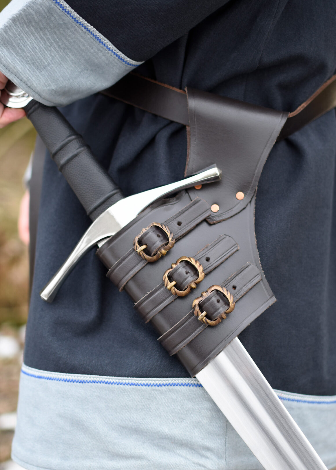 ULFBERTH – Verstellbarer Schwerthalter (Rindleder)