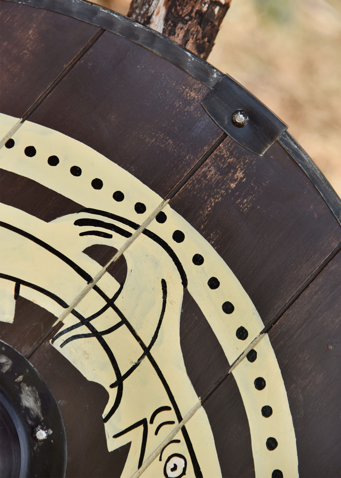 Wikingerschild mit Greiftier-Motiv, handbemalt, 61 cm (Holz, Stahl)